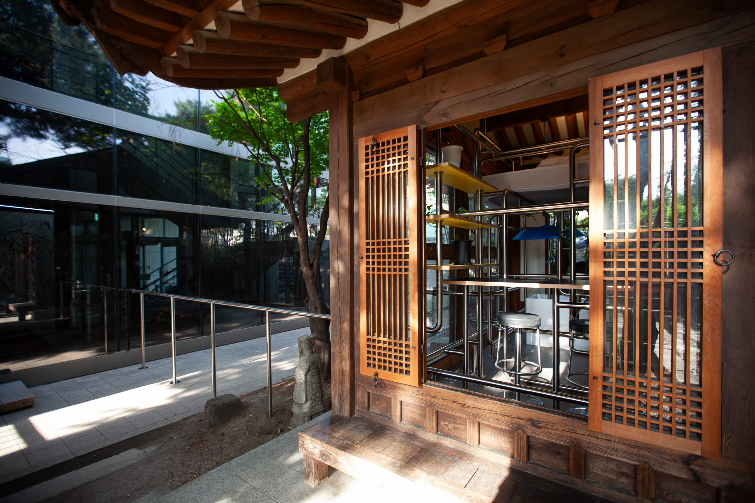 SPACE-Everyday Materials Intervening in Unconventional Spaces: ‘Yona ...